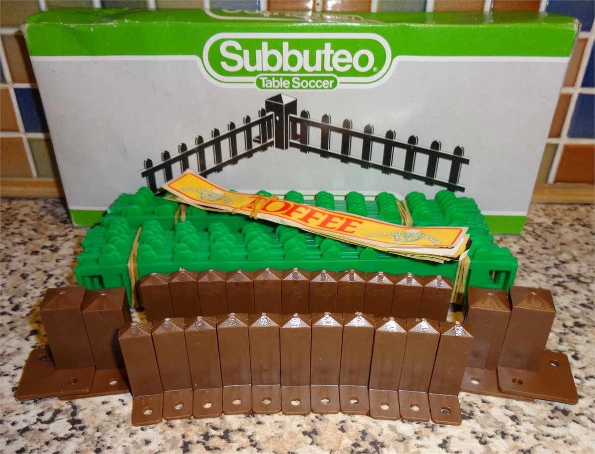Subbuteo Ref C.108 Interlocking Pitch Fence Surround & Posts ~ Early ...