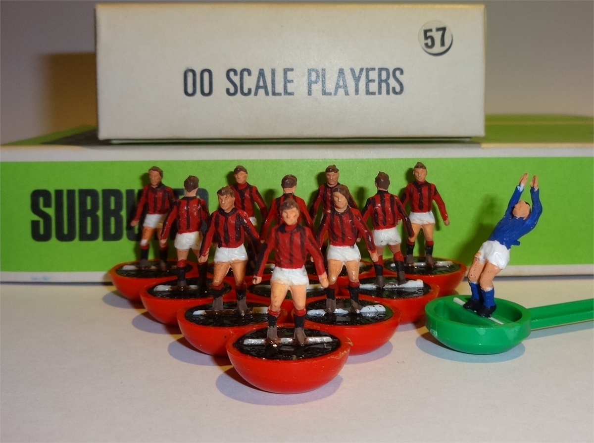 Subbuteo Heavyweight Team Ref.57 AC Milan #2 (red outer / black inner bases) - Yesterdays Toys