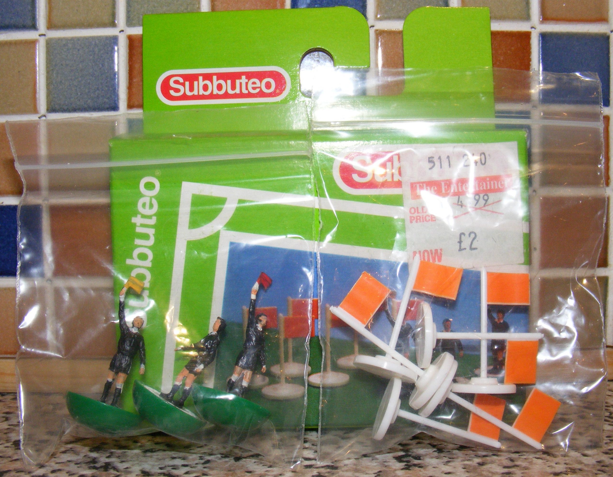 Subbuteo Ref.61240 Referee / Linesmen & Corner Flags - Yesterdays Toys