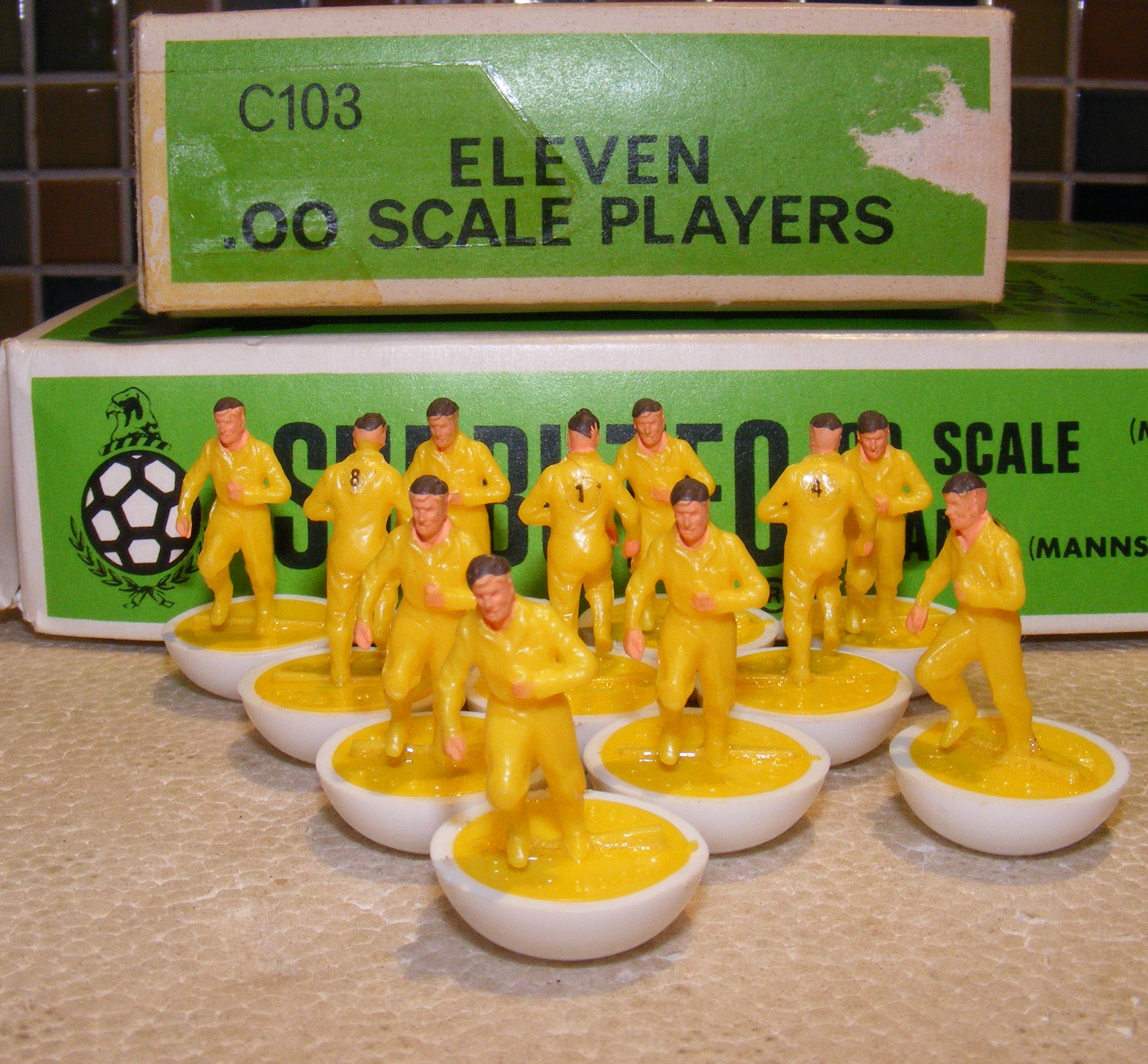 Subbuteo Ref.C.103 Yellow Track-Suited Team ~ Mid 1970's - Yesterdays Toys
