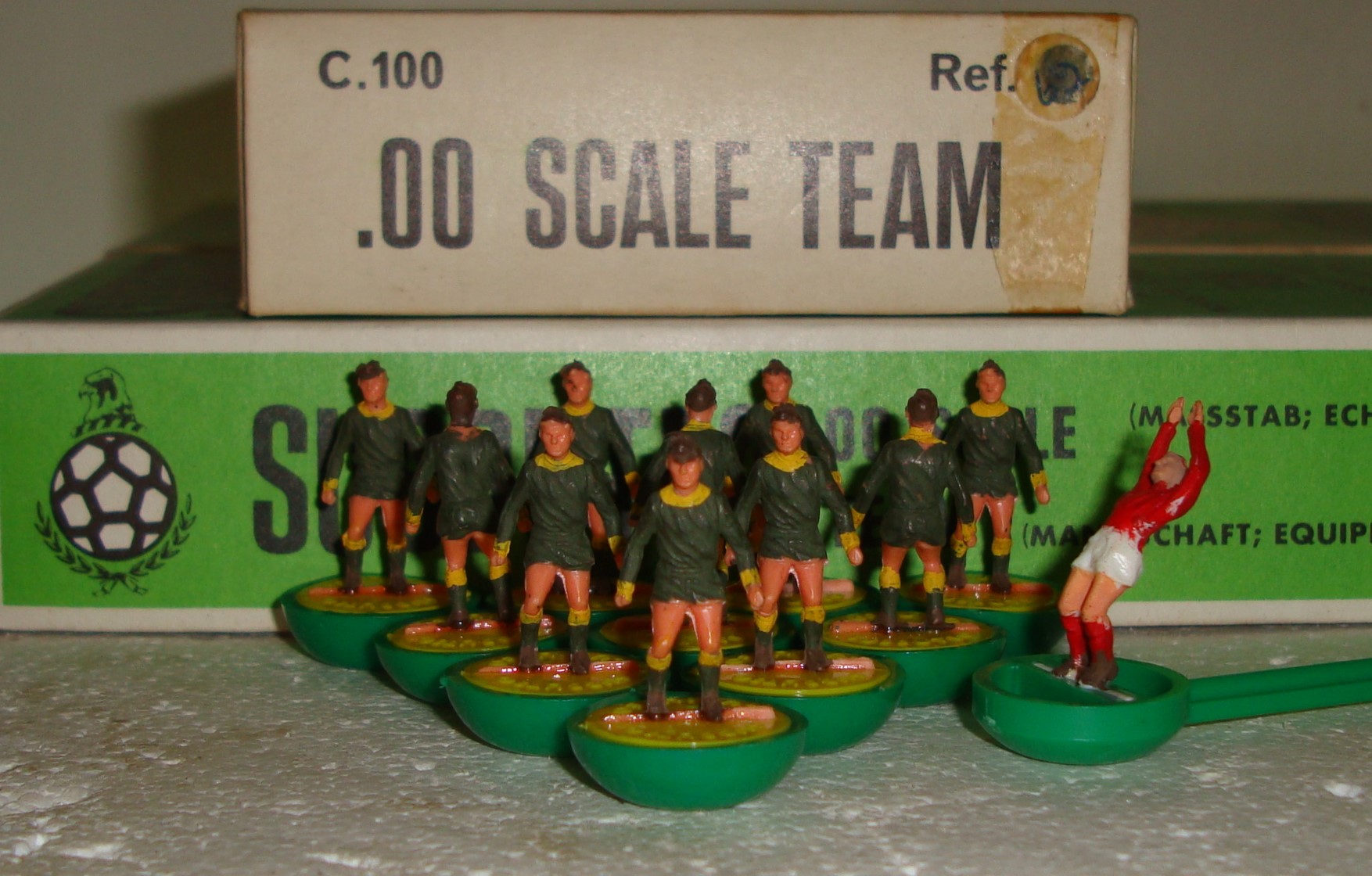 Subbuteo Heavyweight Team Ref.62 Australia ~ Mid 1970's - Yesterdays Toys