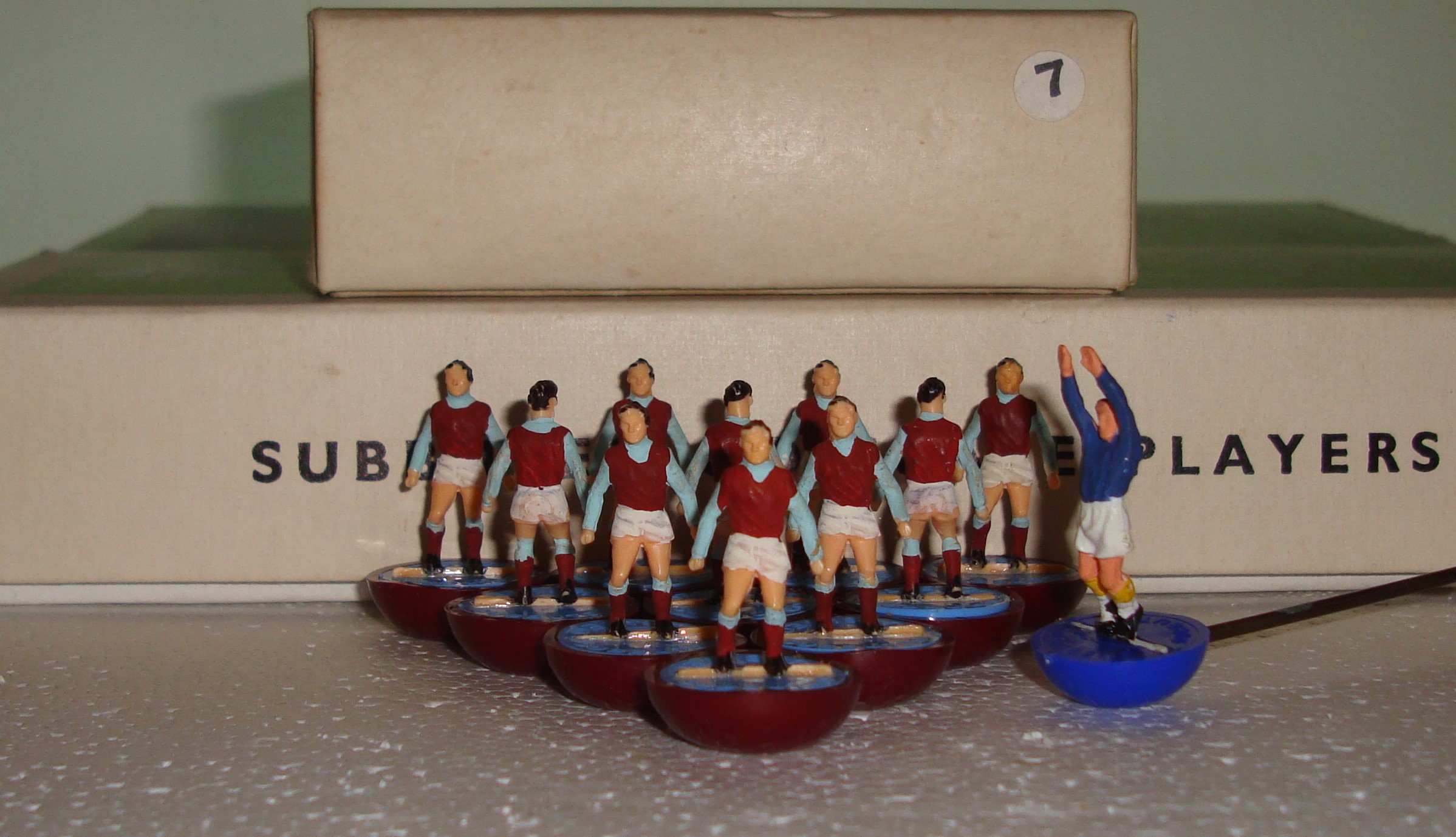 Subbuteo Heavyweight Team Ref.7 West Ham ~ Late 1960's - Yesterdays Toys